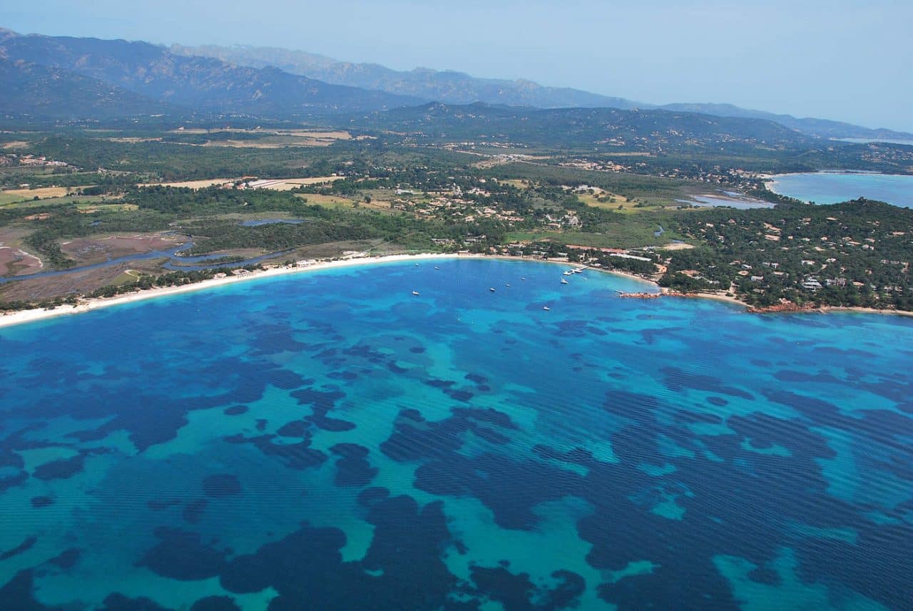 La plage de Cala Rossa dans le Golfe de Porto Vecchio à Lecci